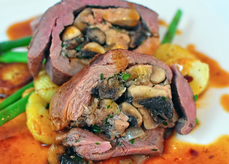 Beef roulades with walnut parsley pesto recipe | 246 calories | Happy Forks