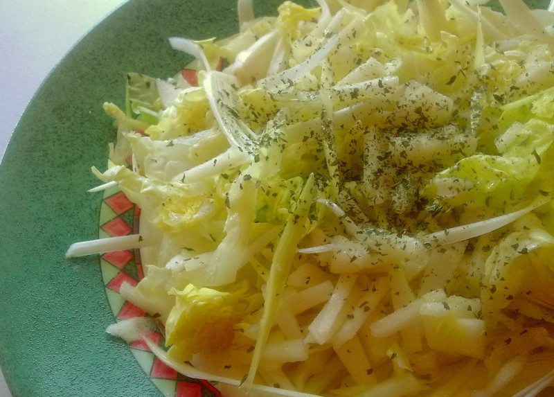 Cabbage, apple and walnut salad recipe | 117 calories | Happy Forks