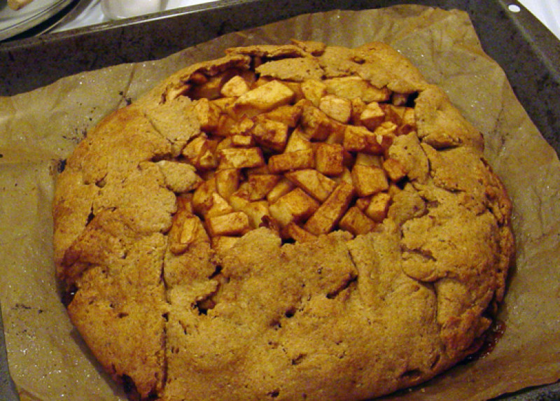 Apple walnut gorgonzola rustic tart recipe | 266 calories | Happy Forks