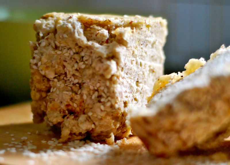 Sesame banana bread recipe | 315 calories | Happy Forks
