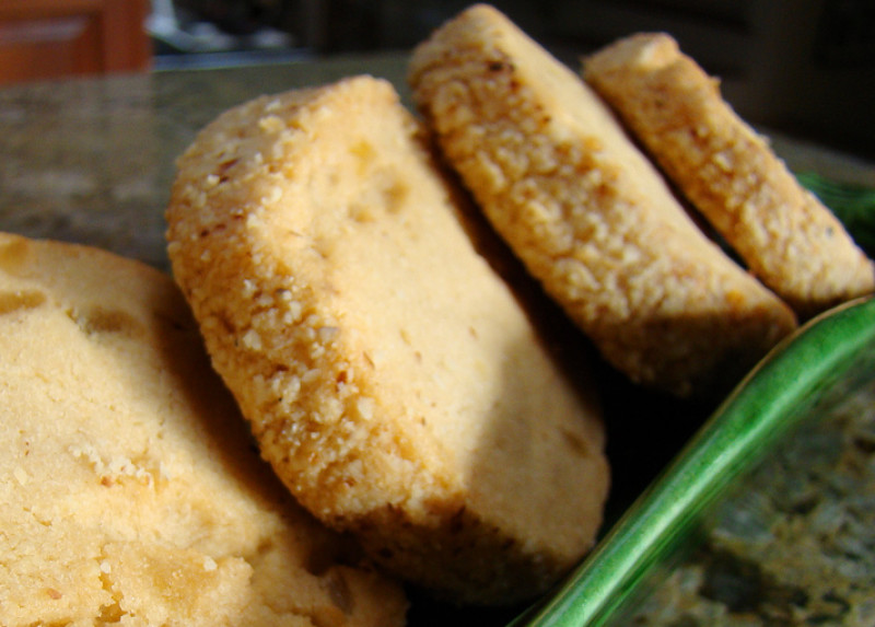 Toasted almond sables cookies recipe | 463 calories | Happy Forks