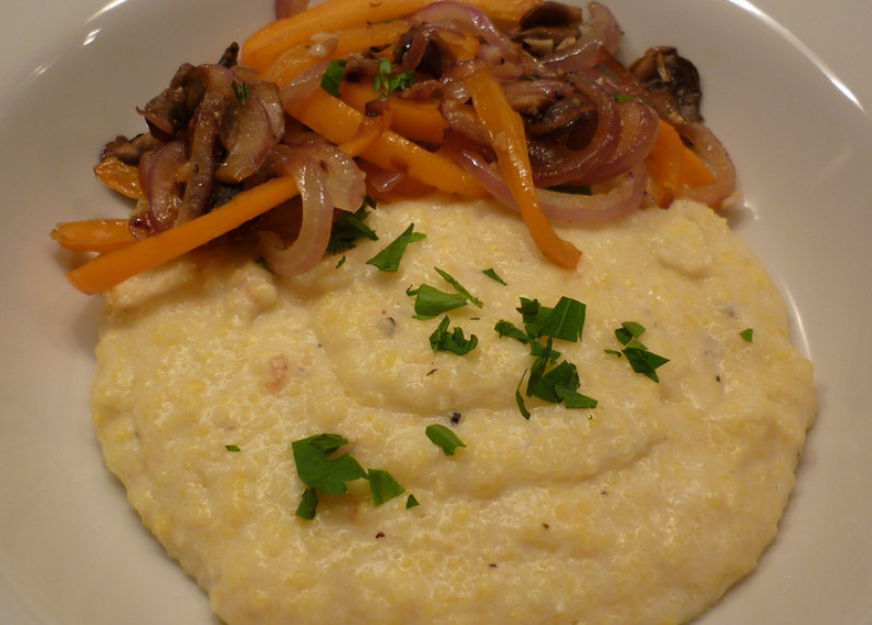 Creamy white polenta with mushrooms recipe | 102 calories | Happy Forks