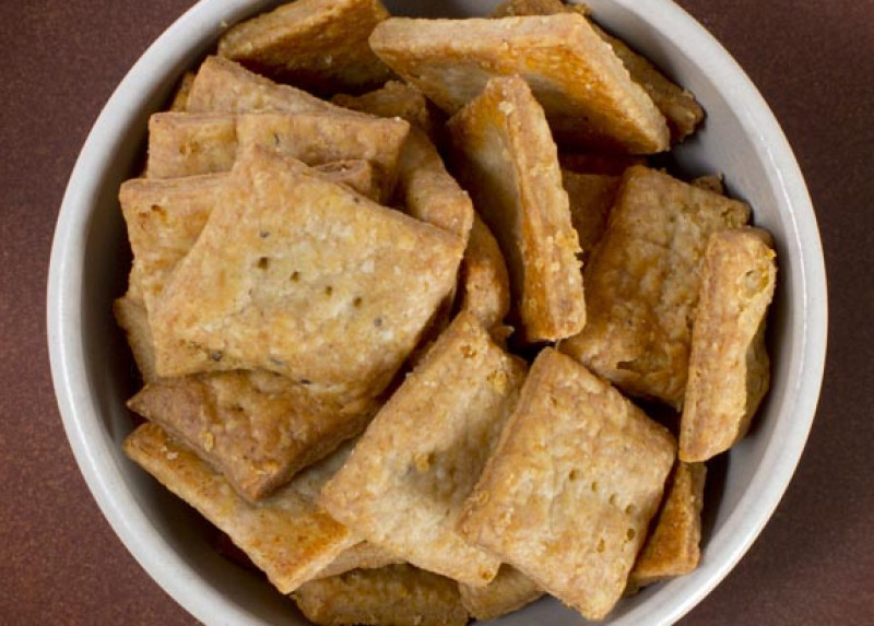 Parmesan cream crackers recipe | 392 calories | Happy Forks