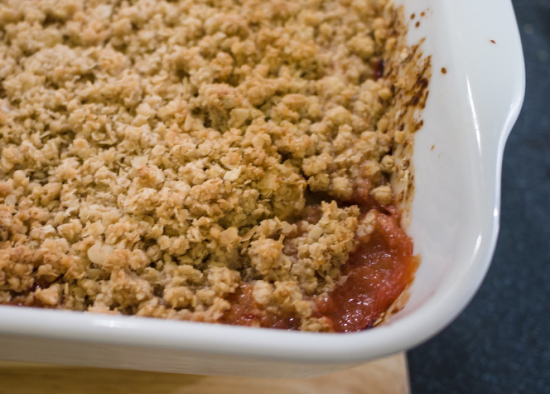 Butterless apple crumble recipe | 136 calories | Happy Forks