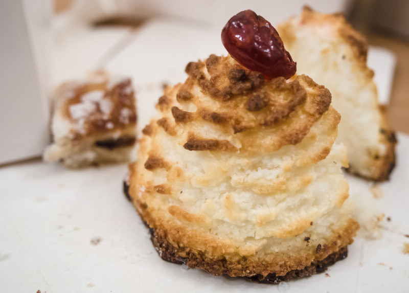 Pineapple-coconut macaroons recipe | 245 calories | Happy Forks