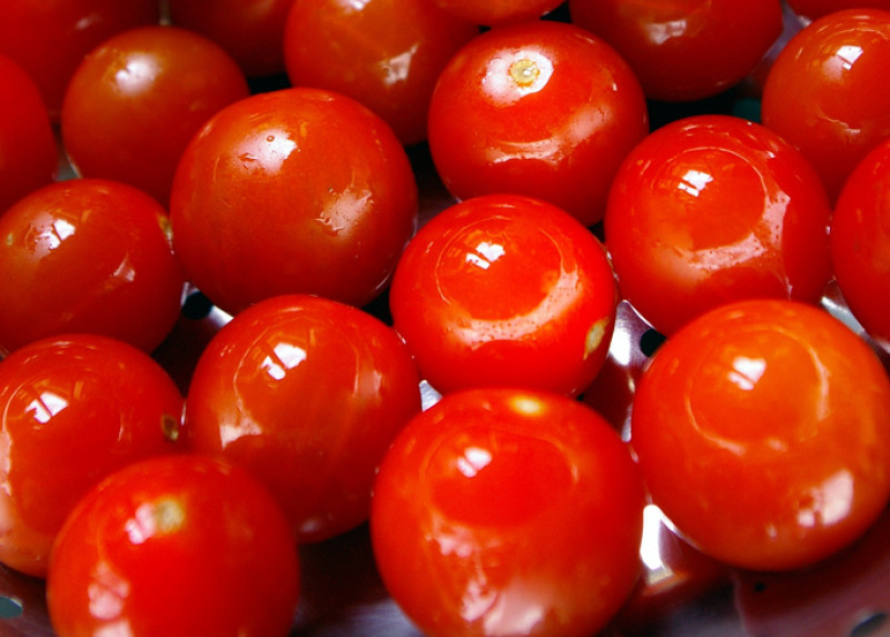 Cherry tomatoes - candied & spiced recipe | 83 calories | Happy Forks