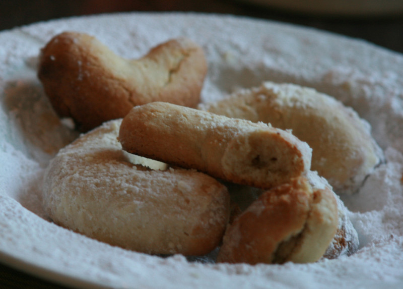 Classic crescent cookies recipe | 513 calories | Happy Forks