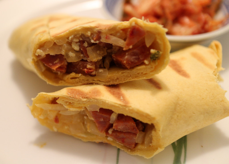 Spicy chorizo breakfast wraps recipe | 259 calories | Happy Forks