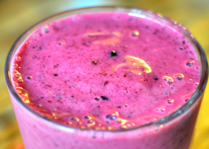 Simple very berry smoothie recipe | 58 calories | Happy Forks