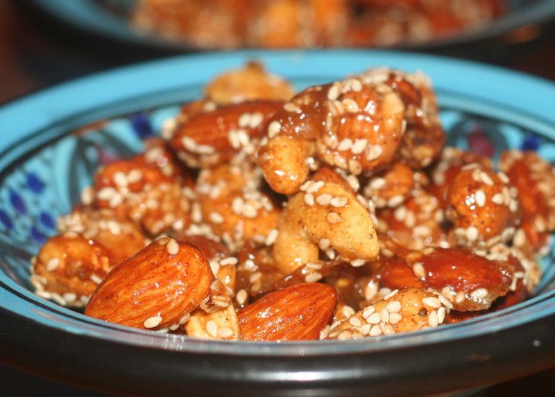 Maple sesame almonds recipe | 528 calories | Happy Forks