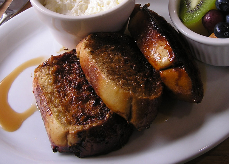 Crème brûlée french toasts recipe | 215 calories | Happy Forks