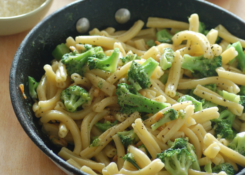 Pasta with garlicky broccoli rabe recipe | 268 calories | Happy Forks